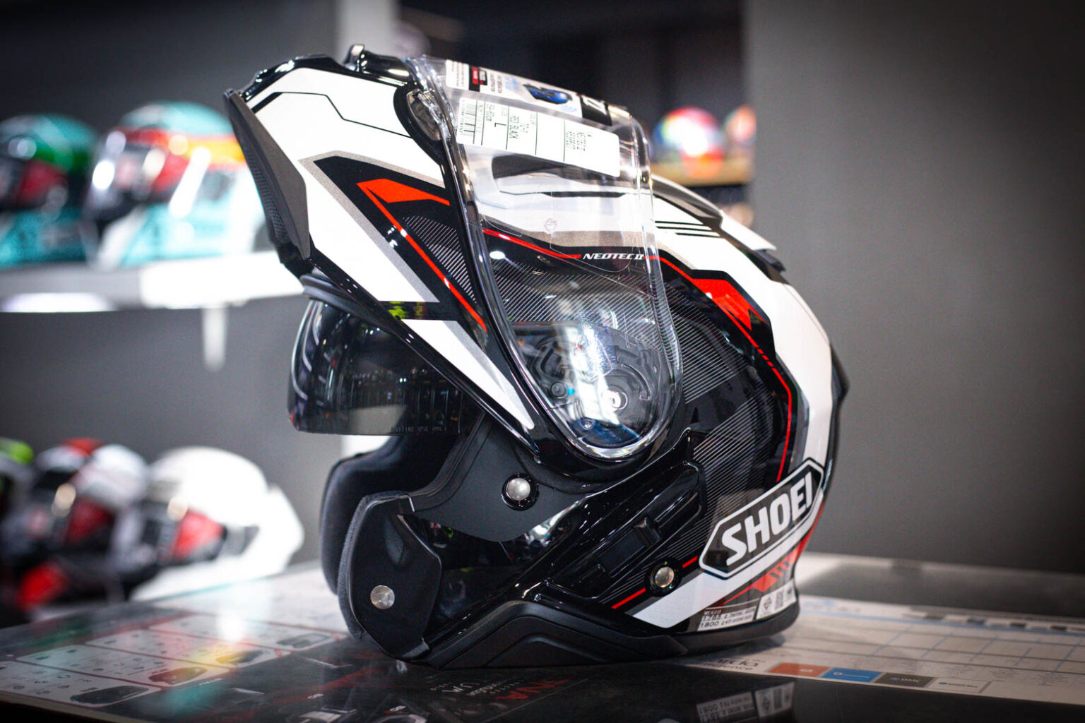 หมวกกันน็อคยกคาง SHOEI รุ่น NEOTEC II Graphic – MoreThanBikeShop