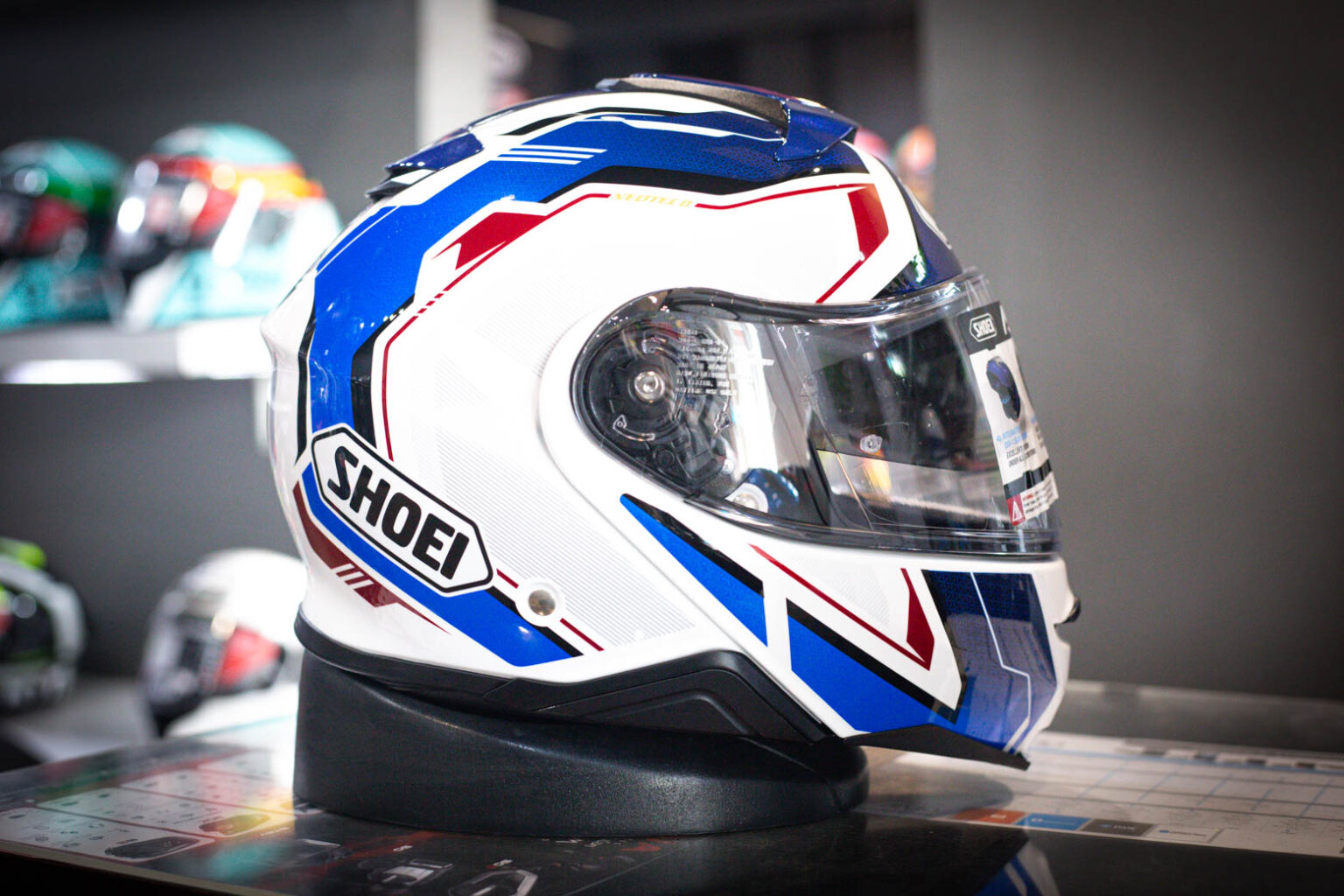 หมวกกันน็อคยกคาง SHOEI รุ่น NEOTEC II Graphic – MoreThanBikeShop