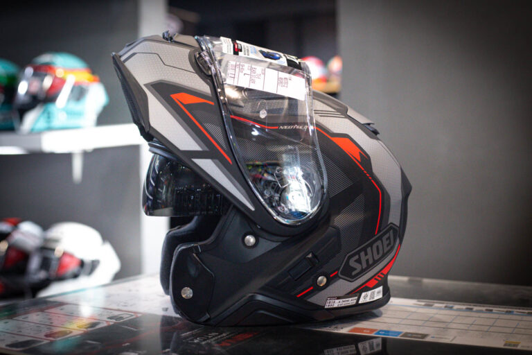 หมวกกันน็อคยกคาง SHOEI รุ่น NEOTEC II Graphic – MoreThanBikeShop